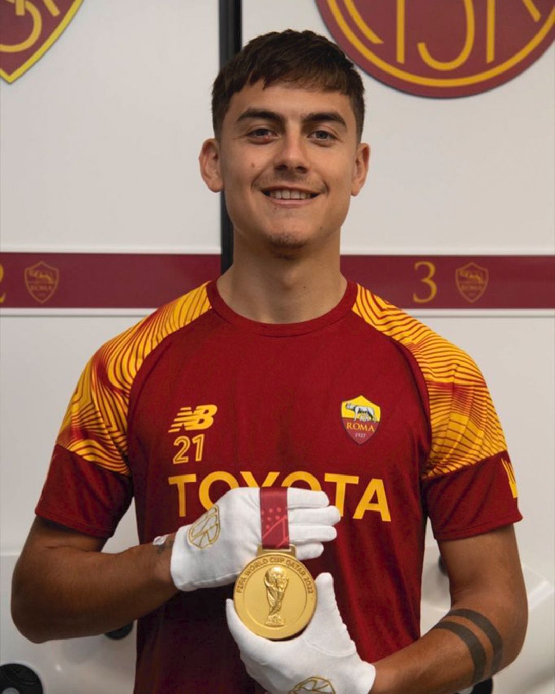 Paulo Dybala donó su medalla de campeón del mundo al museo de la Roma ...