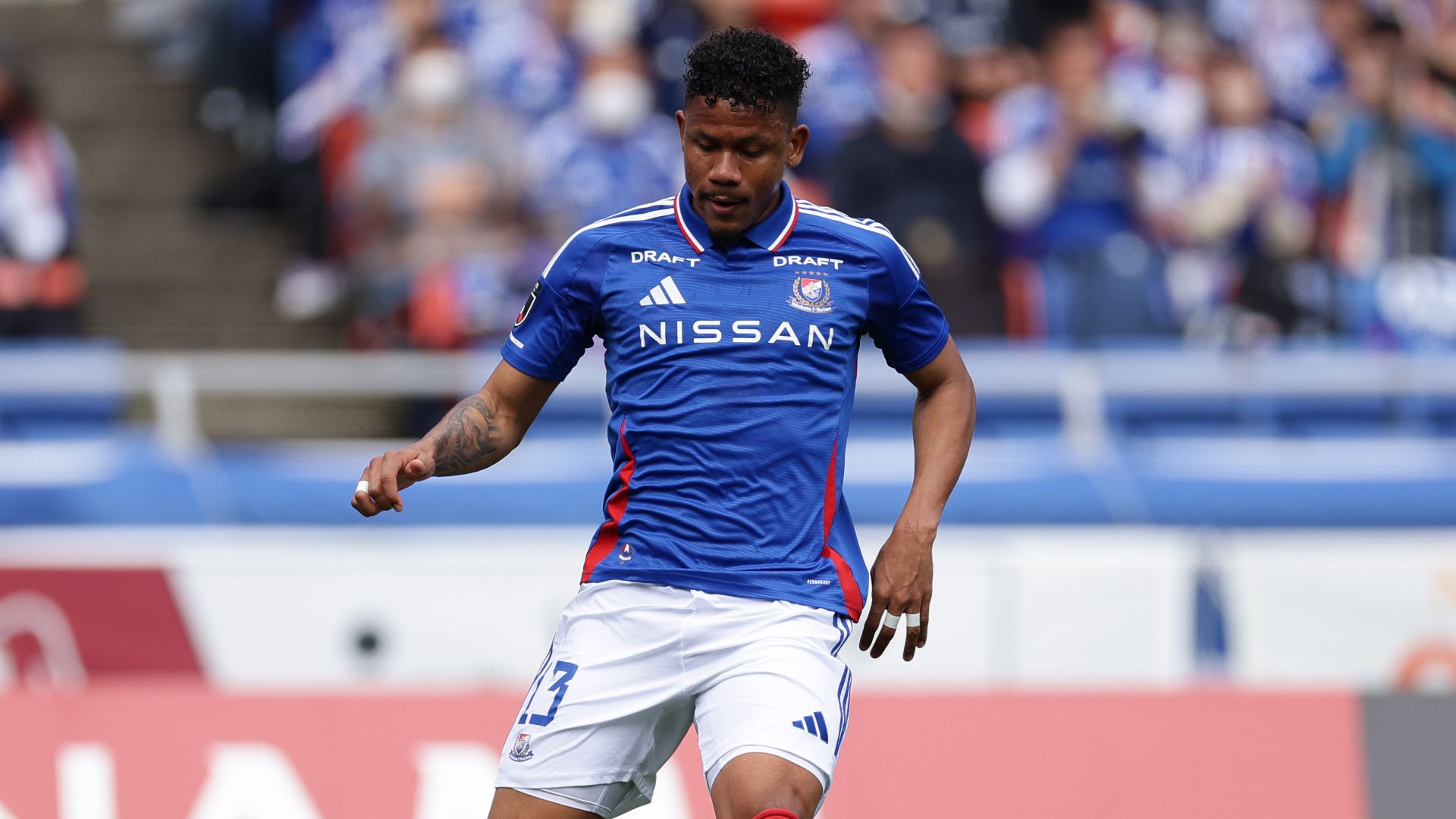 横浜FM、守備の要ジェイソン・キニョーネスが3カ月の負傷離脱に。ACLE欠場へ | Goal.com 日本