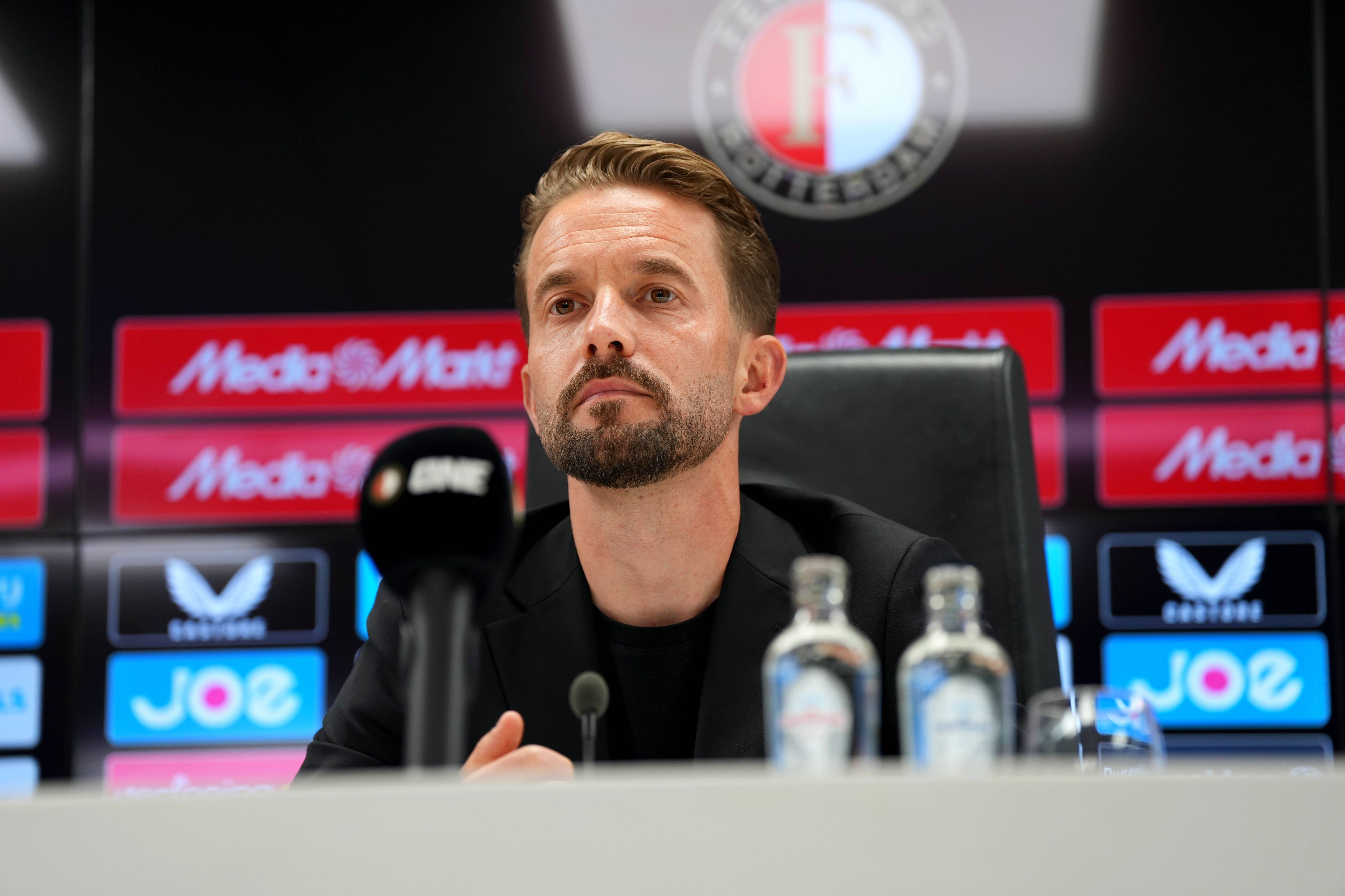 El Feyenoord presenta una oferta al defensa que jugó en el FC Barcelona ...