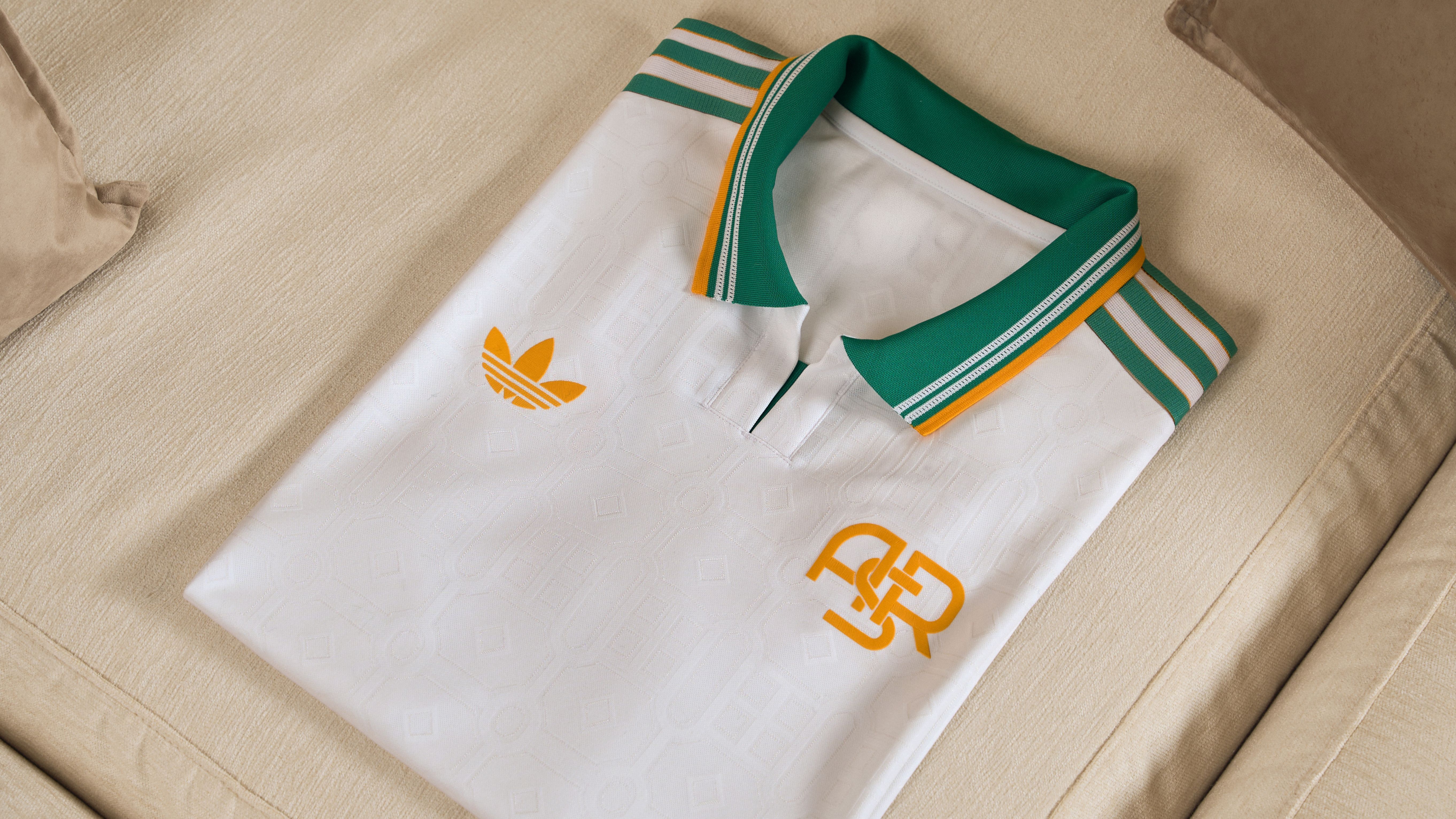 La Roma presenta su tercera camiseta 2025-26 con un homenaje a sus ...