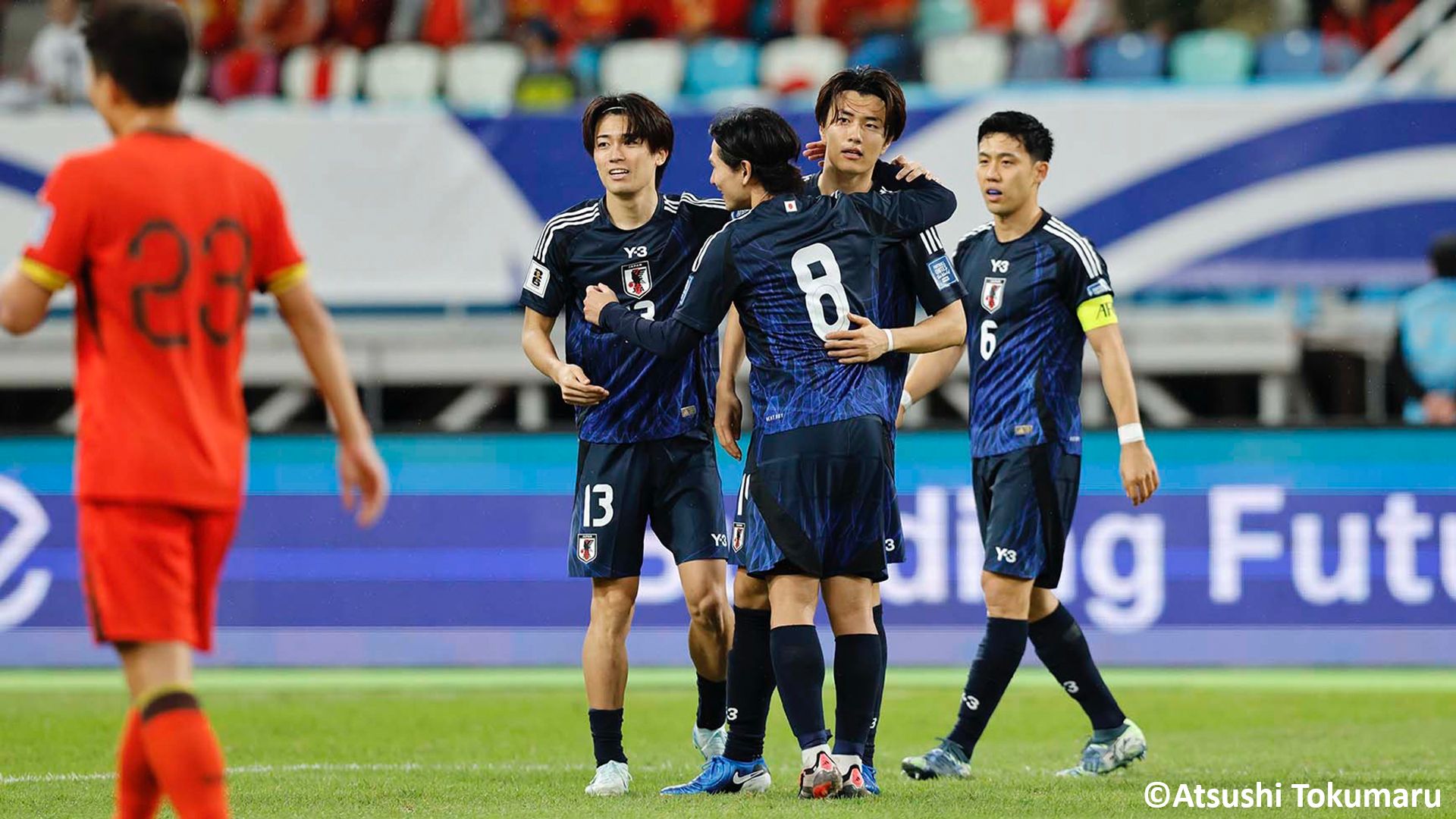 小川航基が不安ムード断ち切る2発! 日本代表、完全アウェイで 小川航基が不安ムード断ち切る2発! 日本代表、完全アウェイで