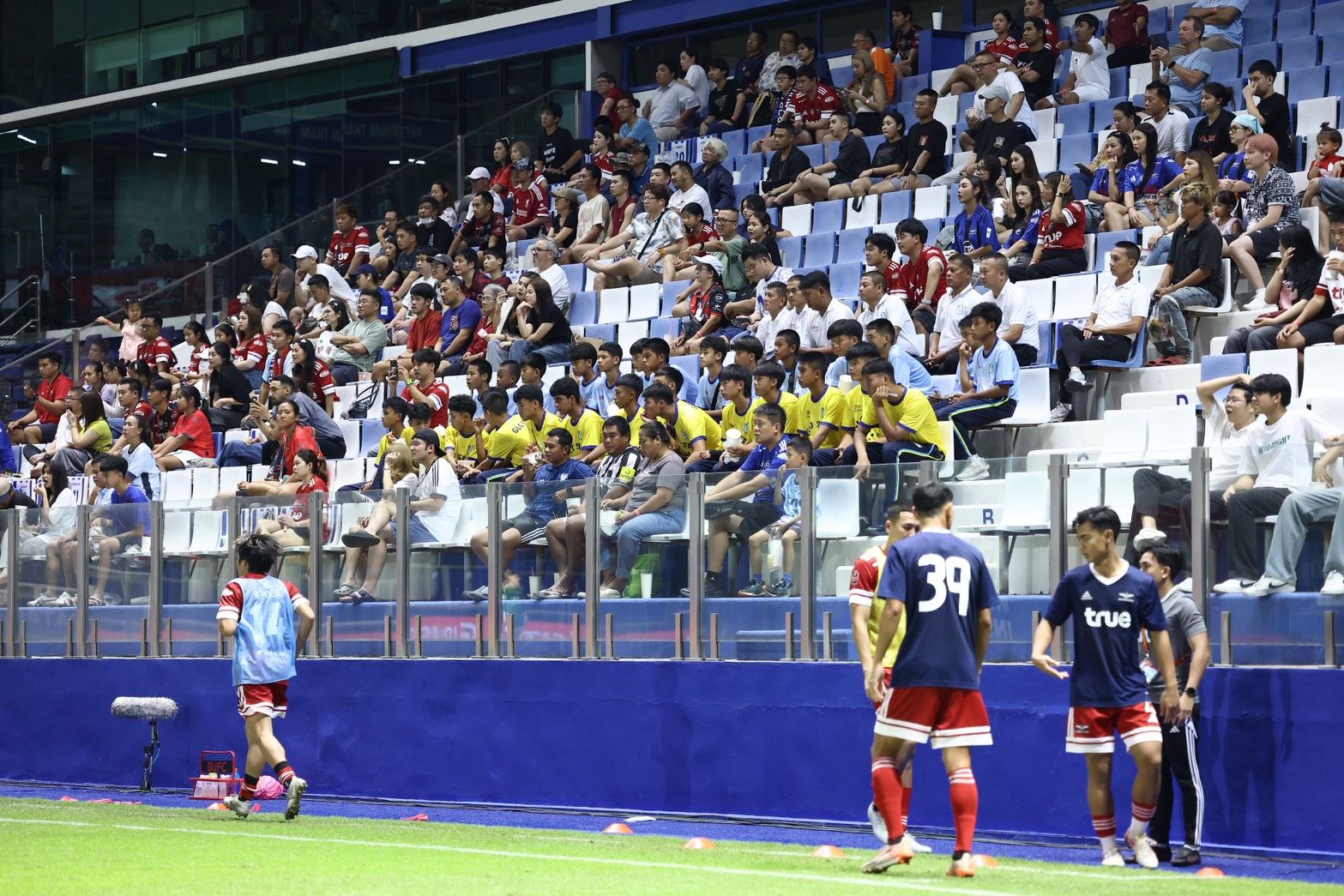 “GLO STAR” เข้าชมเกมไทยลีก เก็บแรงบันดาลใจก่อนคัดตัวรอบสุดท้ายไปเจลีก ...