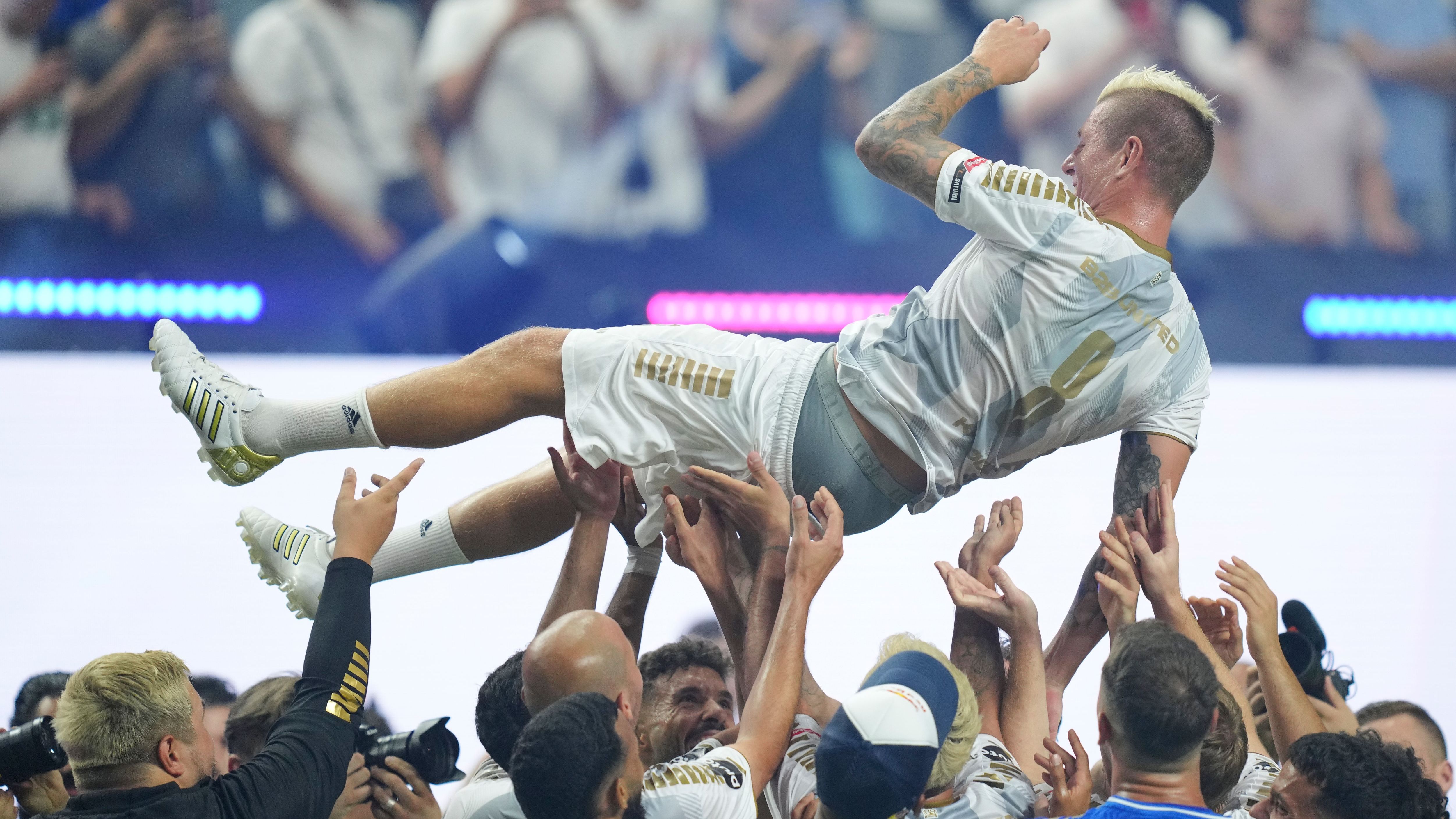 ‘Still prefer you in a blue shirt’ – Real Madrid legend Toni Kroos and ...