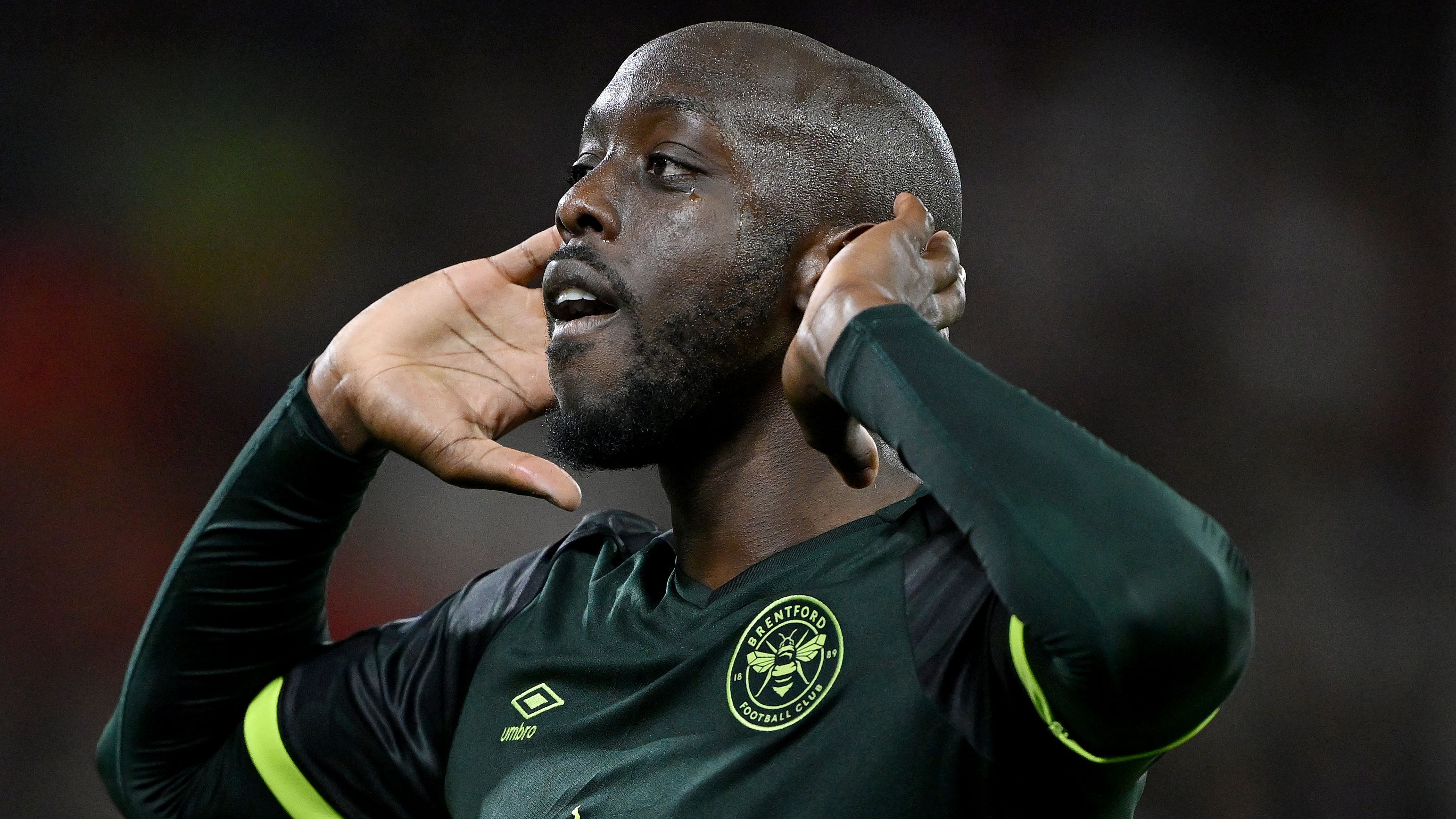 「文書でも約束したのに、不当に移籍を邪魔している」退団強行へ…ブレントフォードFWが声明 | Goal.com 日本