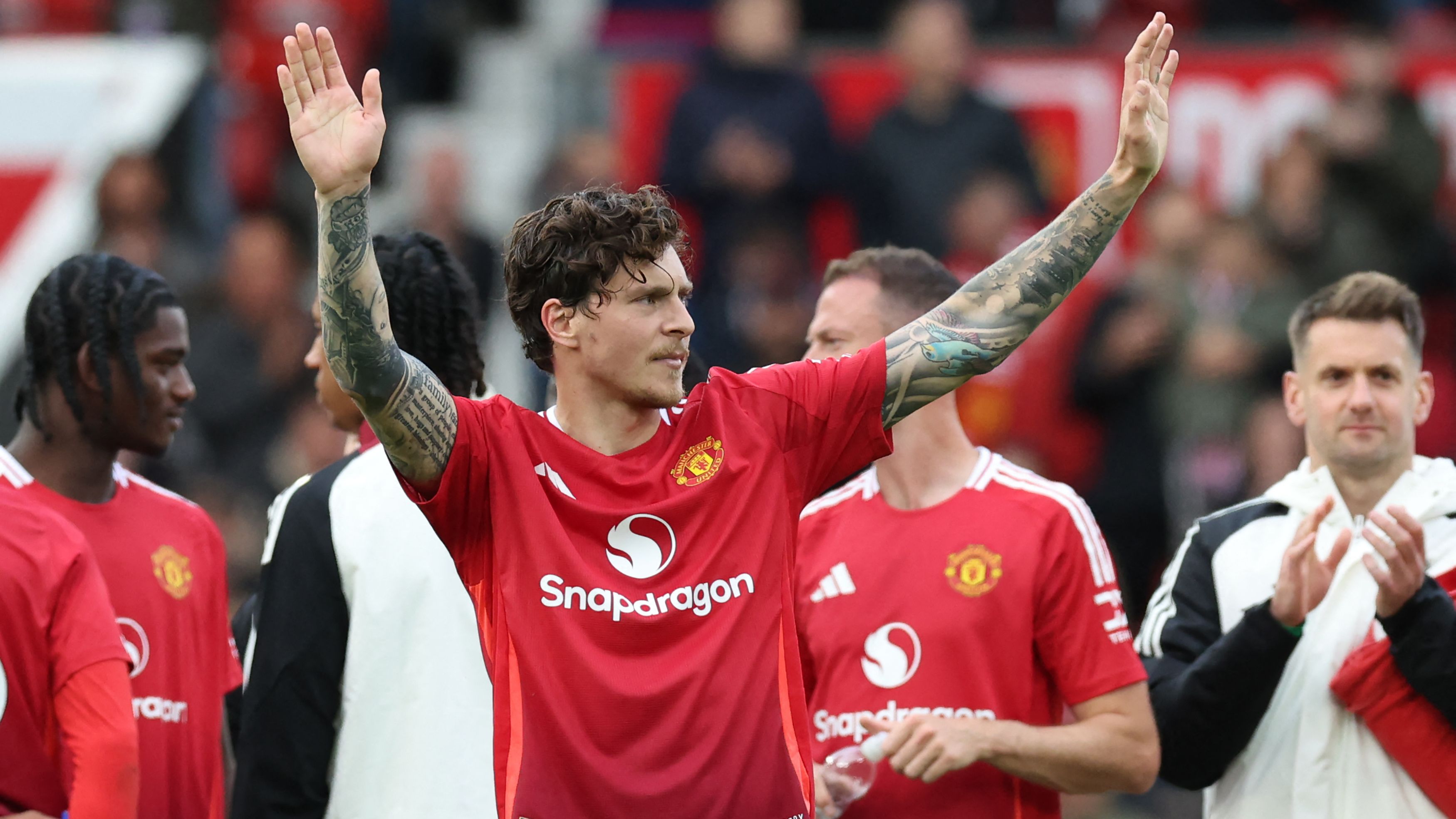 Erik ten Hag to reunite with ex-Man Utd defender as Bayer Leverkusen discuss possible move for ...
