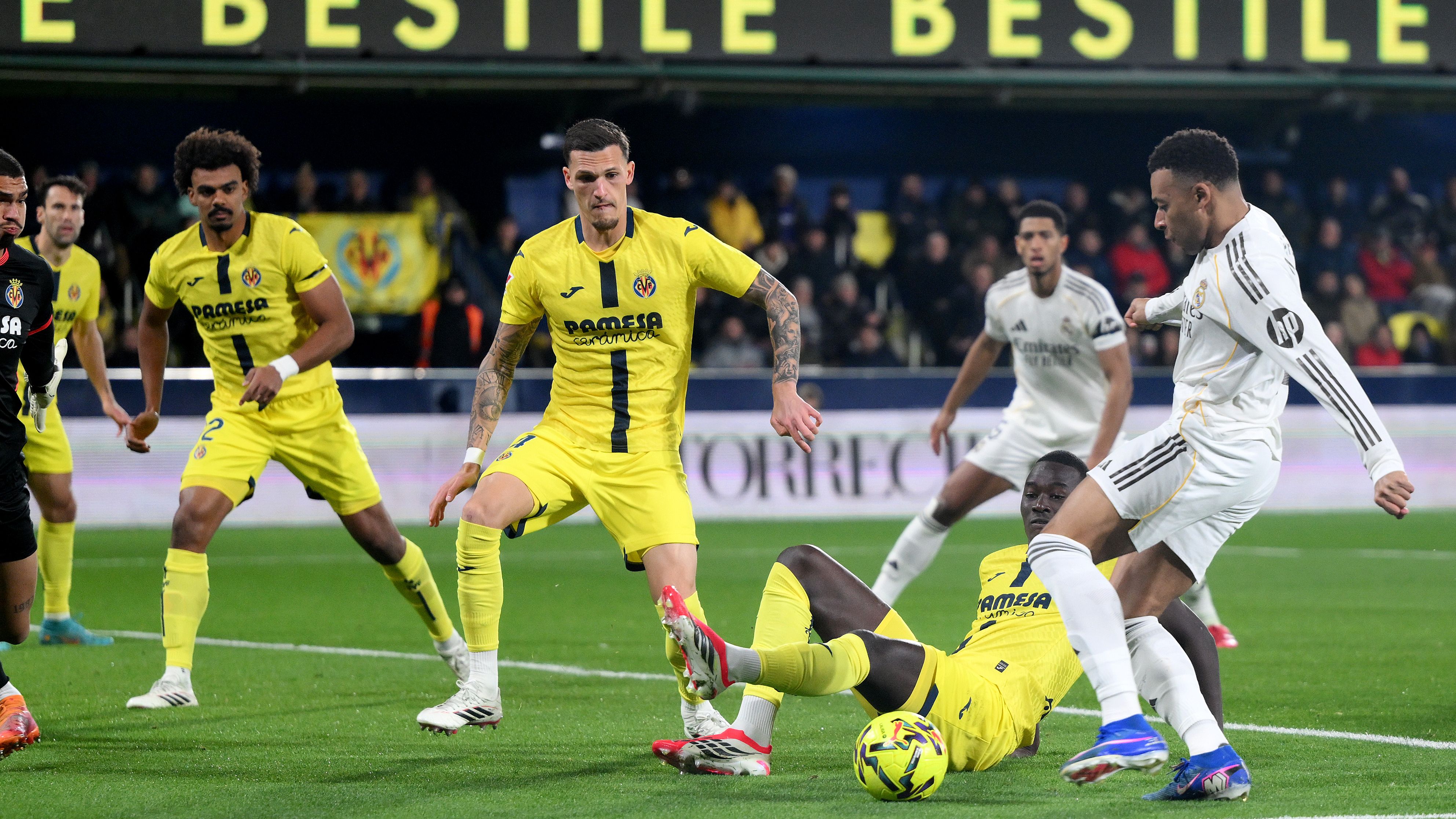 Magabiztos győzelmével átvette a vezetést a tabellán a Real Madrid ...