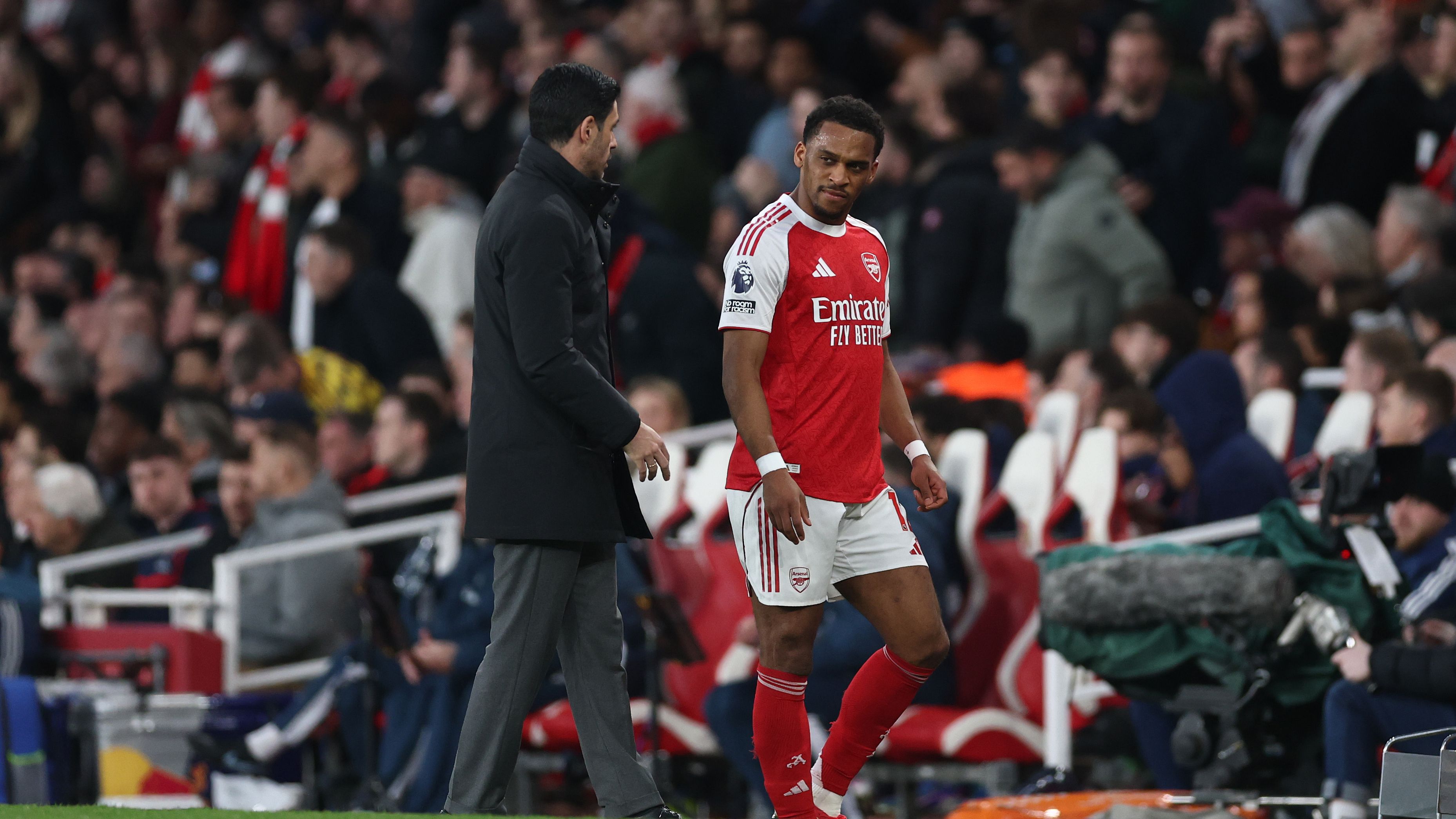 Jurrien Timber injury blow: Arsenal defender forced off early in ...