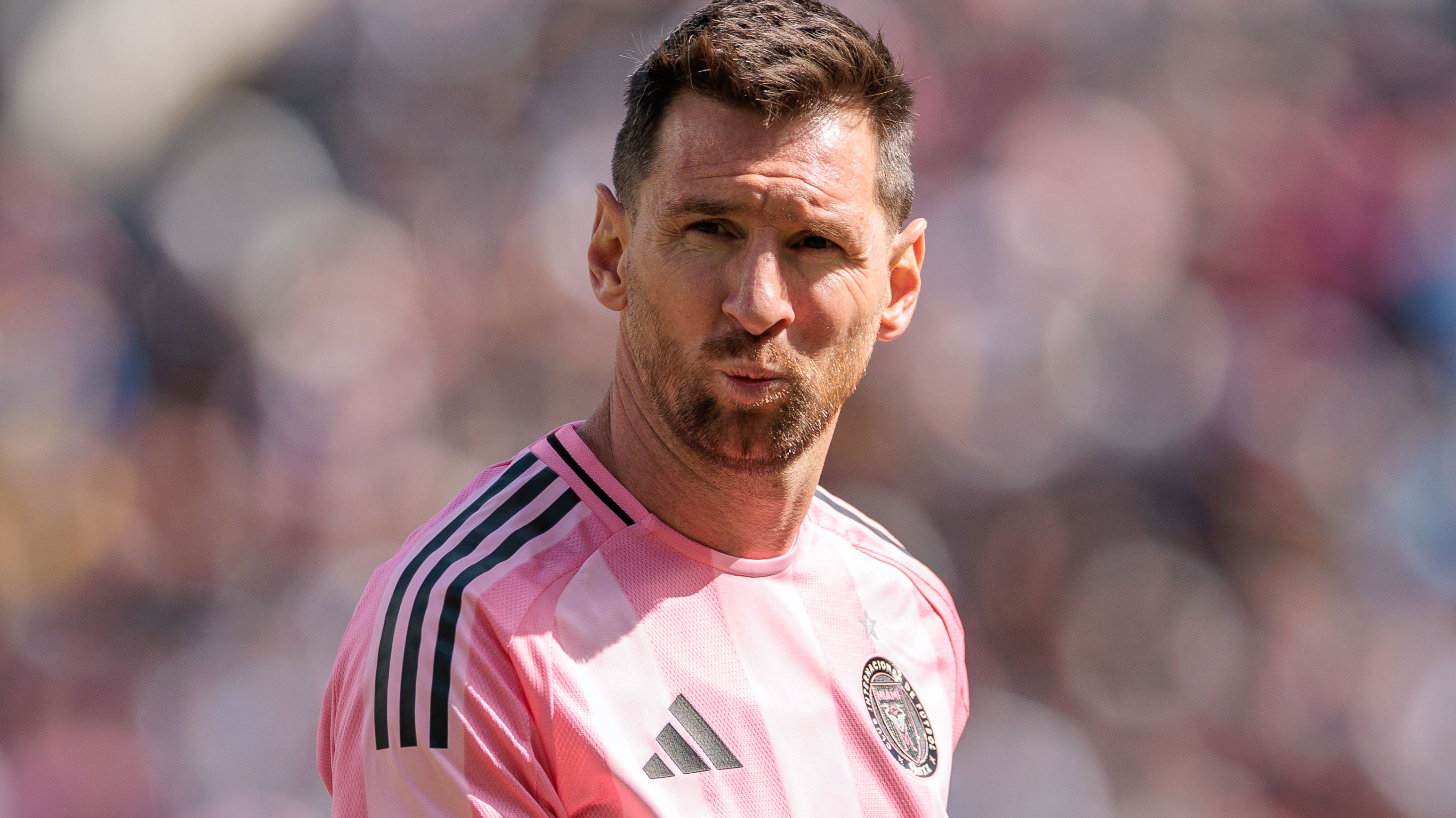 VÍDEO: Lionel Messi, "animado", apresenta-se ao elenco da UE Cornellà ...