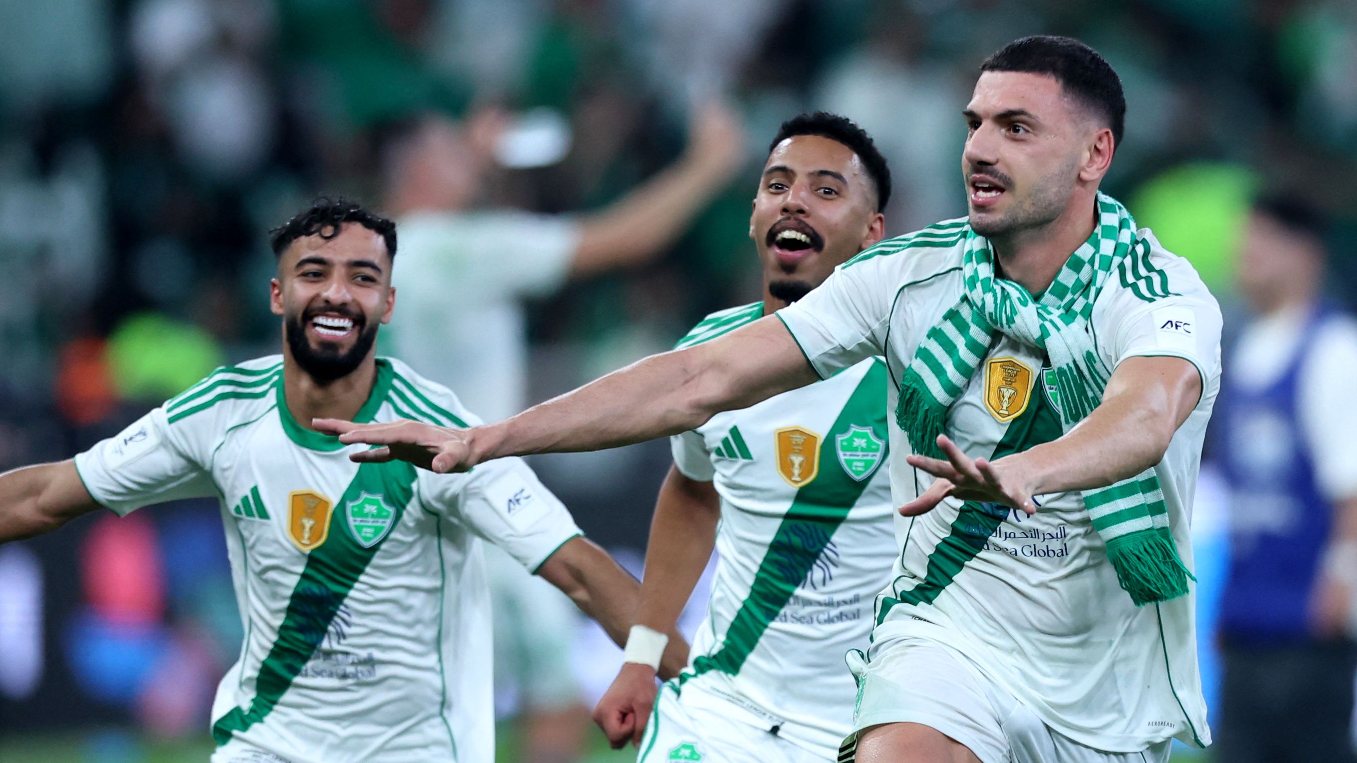 É oficial... O Al-Ahli da Arábia Saudita anuncia sua primeira ...