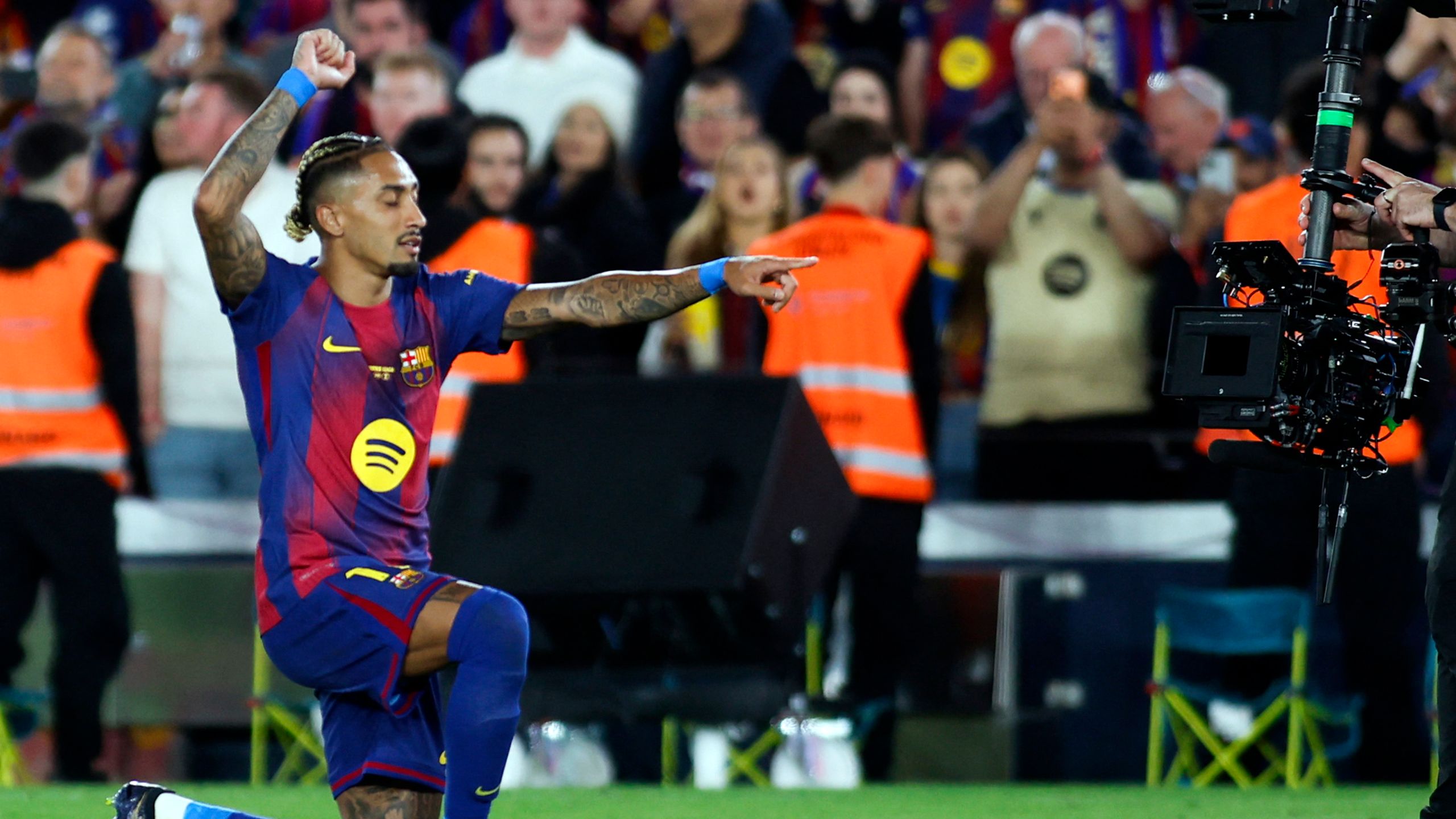 Barcelona'nın yıldızı Raphinha, La Liga'ya transferinden önce Londra'da ...