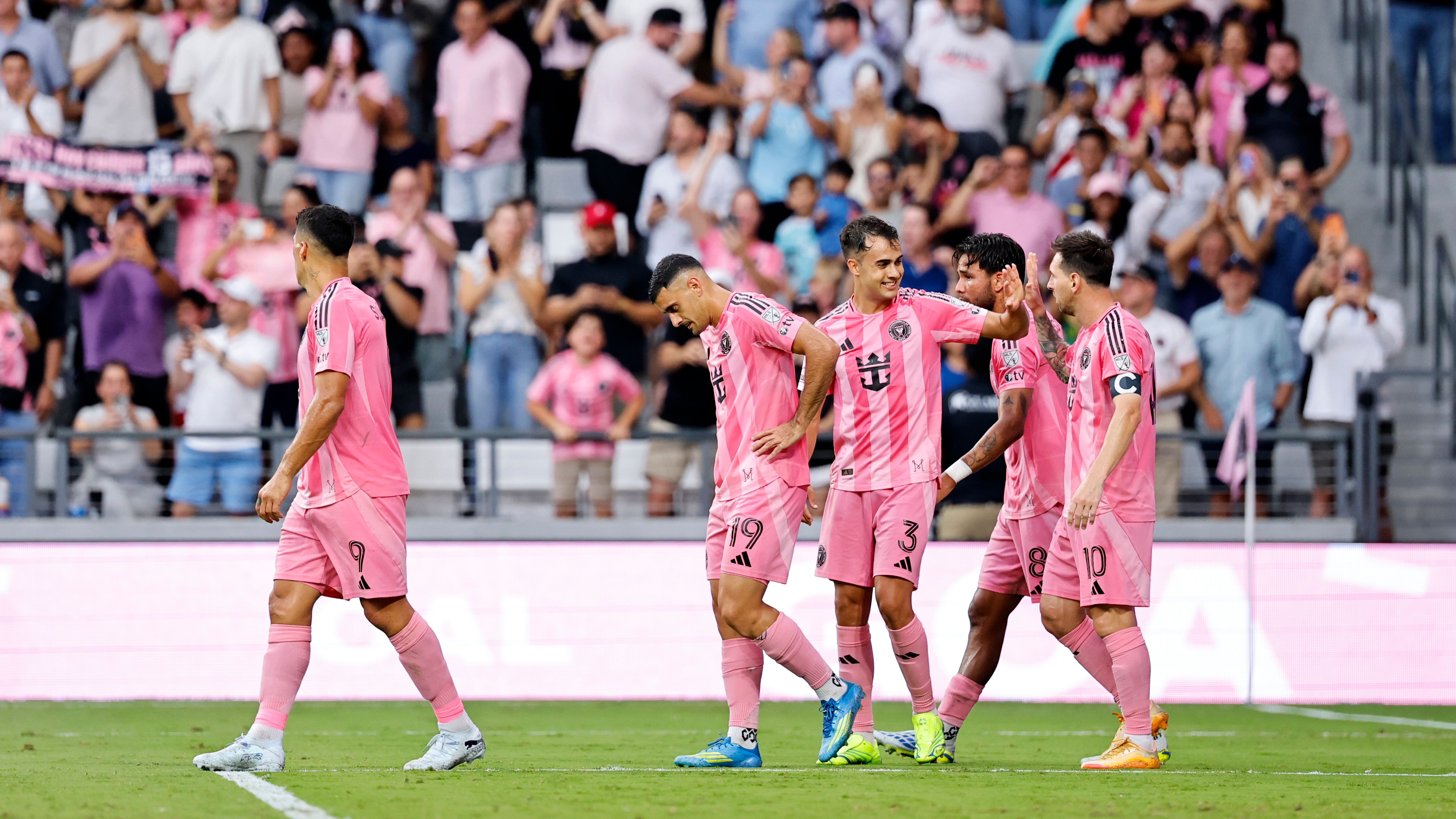 VIDEO: Lionel Messi gestures to Inter Miami fans protesting over ...
